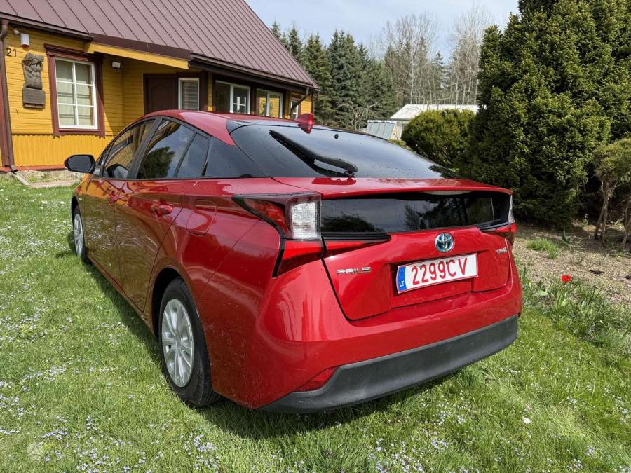 Red Toyota Prius 2021 in Panevezys, with an engine capacity of 1.80 L and mileage of 212 thousand km for 12400 €, photo 6 on AUTOMOTO.COM.LV