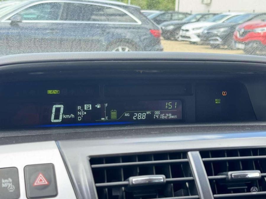 Sarkans Toyota Prius 2013 Šauļi, ar dzinēja tilpumu 1.80 L un nobraukumu 228 tūkst. km par 8500 €, foto 16 vietnē AUTOMOTO.COM.LV