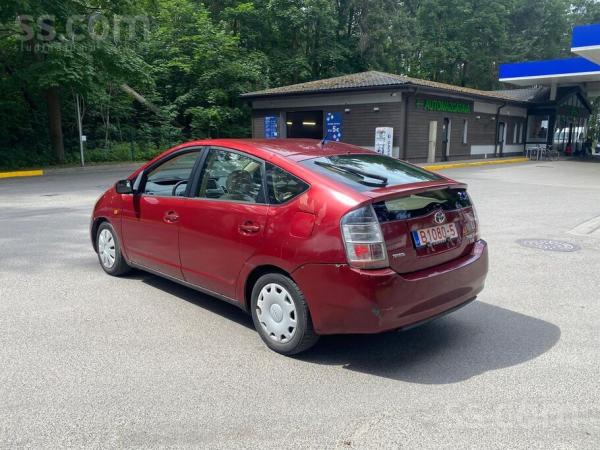 Red Toyota Prius 2004 in Riga, with an engine capacity of 1.50 L and mileage of 0 thousand km for 1199 €, photo 3 on AUTOMOTO.COM.LV