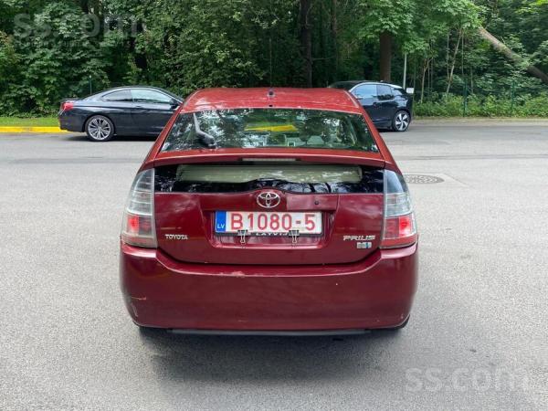 Red Toyota Prius 2004 in Riga, with an engine capacity of 1.50 L and mileage of 0 thousand km for 1199 €, photo 4 on AUTOMOTO.COM.LV