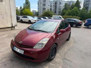 Sarkans Toyota Prius 2004 Viļņa, ar dzinēja tilpumu 1.50 L un nobraukumu 485 tūkst. km par 1300 €, foto  vietnē AUTOMOTO.COM.LV