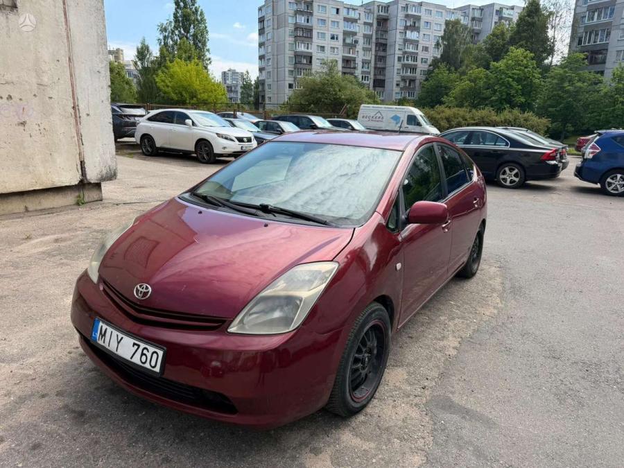 Sarkans Toyota Prius 2004 Viļņa, ar dzinēja tilpumu 1.50 L un nobraukumu 485 tūkst. km par 1300 €, foto 1 vietnē AUTOMOTO.COM.LV