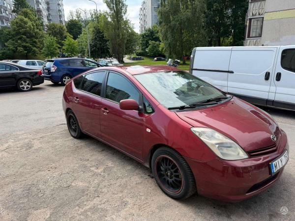 Sarkans Toyota Prius 2004 Viļņa, ar dzinēja tilpumu 1.50 L un nobraukumu 485 tūkst. km par 1300 €, foto 3 vietnē AUTOMOTO.COM.LV