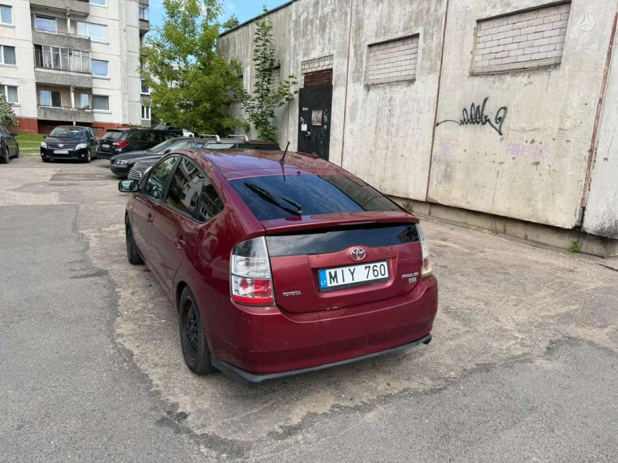 Sarkans Toyota Prius 2004 Viļņa, ar dzinēja tilpumu 1.50 L un nobraukumu 485 tūkst. km par 1300 €, foto 5 vietnē AUTOMOTO.COM.LV