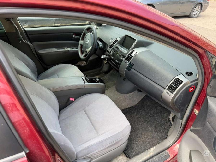 Sarkans Toyota Prius 2004 Viļņa, ar dzinēja tilpumu 1.50 L un nobraukumu 485 tūkst. km par 1300 €, foto 7 vietnē AUTOMOTO.COM.LV