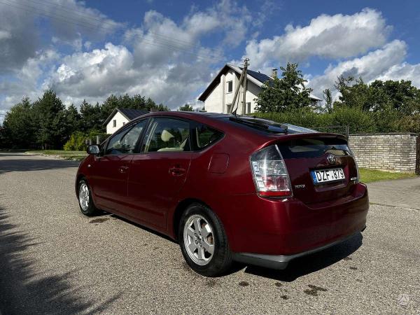 Red Toyota Prius 2005 in Vilnius, with an engine capacity of 0.00 L and mileage of 160 thousand km for 3200 €, photo 7 on AUTOMOTO.COM.LV