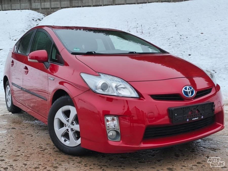 Red Toyota Prius 2010 in Vilnius, with an engine capacity of 1.80 L and mileage of 181 thousand km for 7950 €, photo 2 on AUTOMOTO.COM.LV
