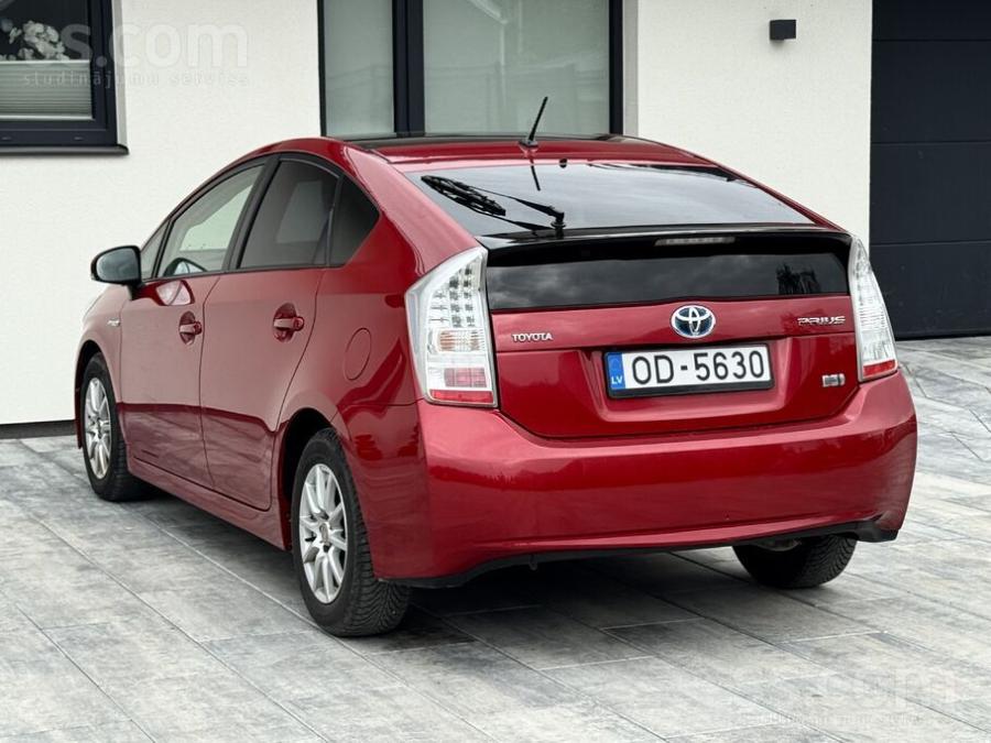 Red Toyota Prius 2012 in Jelgava, with an engine capacity of 1.80 L and mileage of 244 thousand km for 7800 €, photo 3 on AUTOMOTO.COM.LV