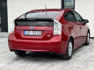 Red Toyota Prius 2012 in Jelgava, with an engine capacity of 1.80 L and mileage of 244 thousand km for 7800 €, photo 4 on AUTOMOTO.COM.LV
