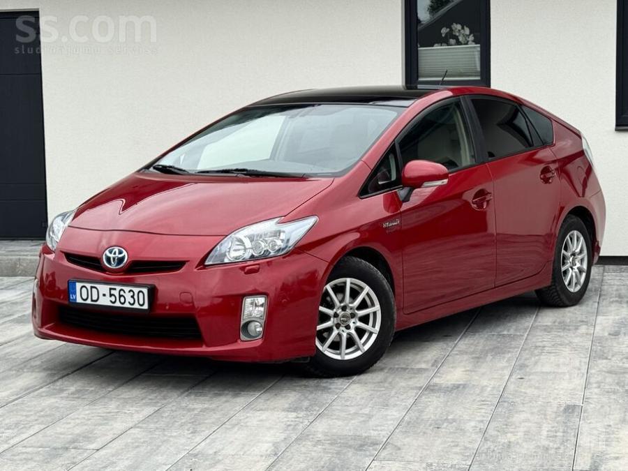 Red Toyota Prius 2012 in Jelgava, with an engine capacity of 1.80 L and mileage of 244 thousand km for 7800 €, photo 6 on AUTOMOTO.COM.LV