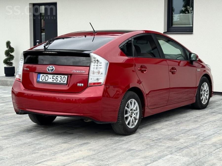 Red Toyota Prius 2012 in Jelgava, with an engine capacity of 1.80 L and mileage of 244 thousand km for 7800 €, photo 7 on AUTOMOTO.COM.LV