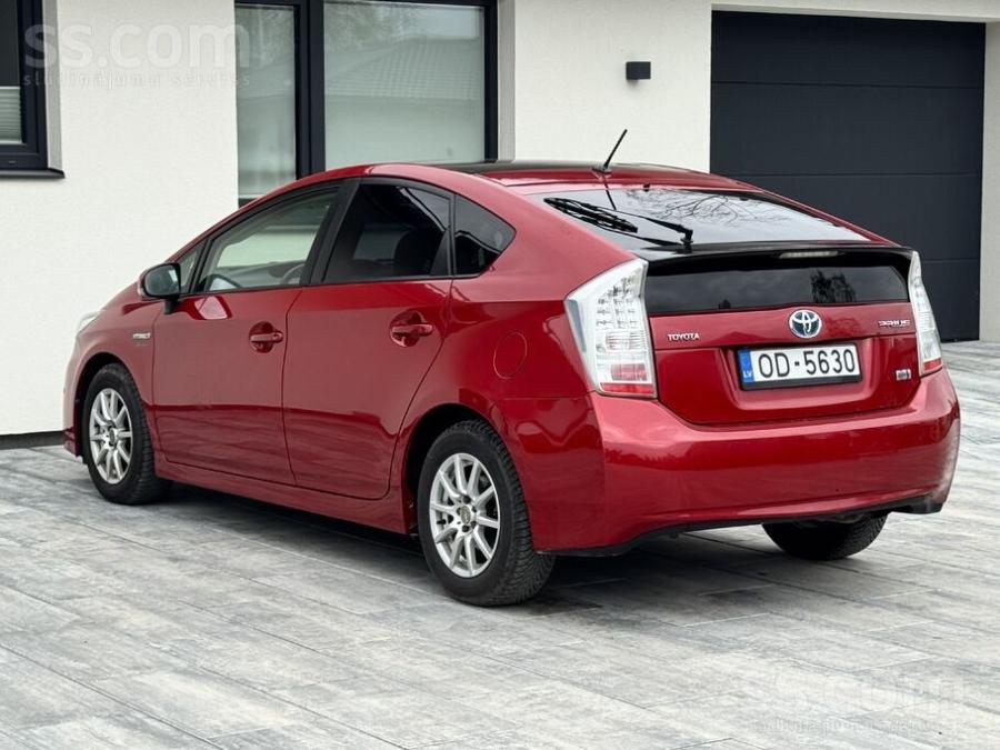 Red Toyota Prius 2012 in Jelgava, with an engine capacity of 1.80 L and mileage of 244 thousand km for 7800 €, photo 8 on AUTOMOTO.COM.LV