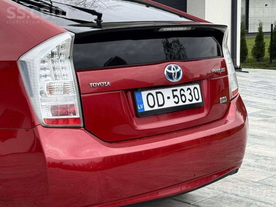 Red Toyota Prius 2012 in Jelgava, with an engine capacity of 1.80 L and mileage of 244 thousand km for 7800 €, photo 10 on AUTOMOTO.COM.LV