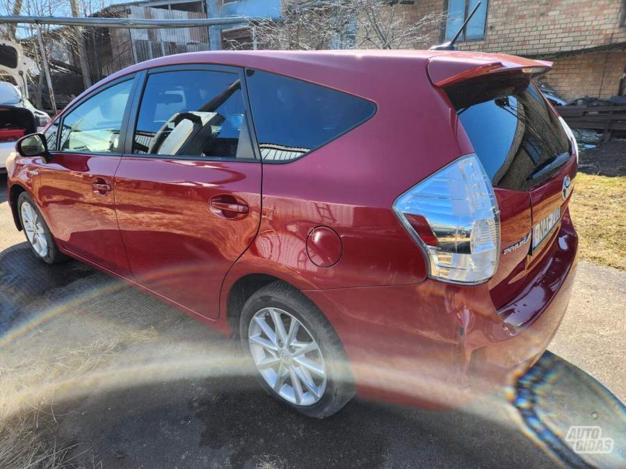 Red Toyota Prius 2013 in Siauliai, with an engine capacity of 1.80 L and mileage of 228 thousand km for 8500 €, photo 4 on AUTOMOTO.COM.LV