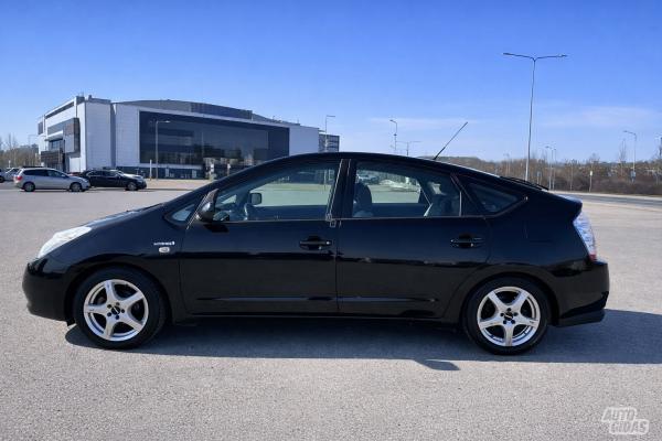 Toyota Prius 2006 Viļņa, ar dzinēja tilpumu 1.50 L un nobraukumu 297 tūkst. km par 3300 €, foto 3 vietnē AUTOMOTO.COM.LV
