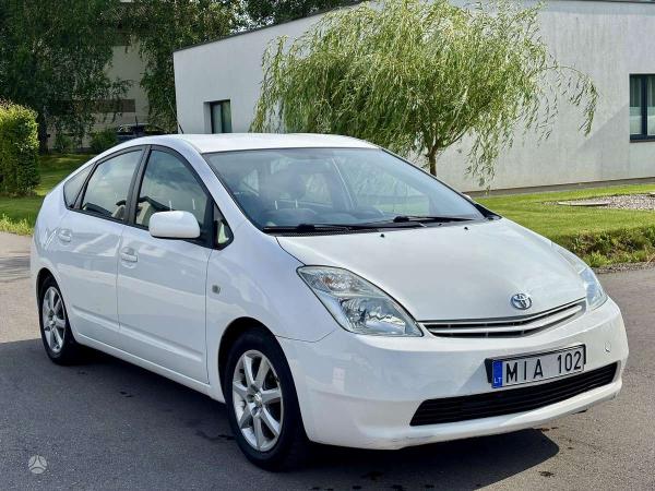 White Toyota Prius 2005 in Vilnius, with an engine capacity of 1.50 L and mileage of 300 thousand km for 3500 €, photo 1 on AUTOMOTO.COM.LV