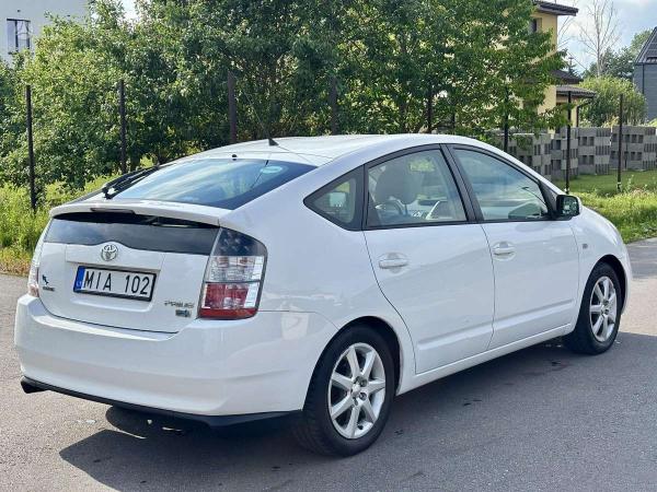 White Toyota Prius 2005 in Vilnius, with an engine capacity of 1.50 L and mileage of 300 thousand km for 3500 €, photo 3 on AUTOMOTO.COM.LV