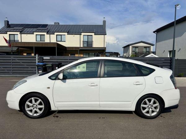 White Toyota Prius 2005 in Vilnius, with an engine capacity of 1.50 L and mileage of 300 thousand km for 3500 €, photo 6 on AUTOMOTO.COM.LV