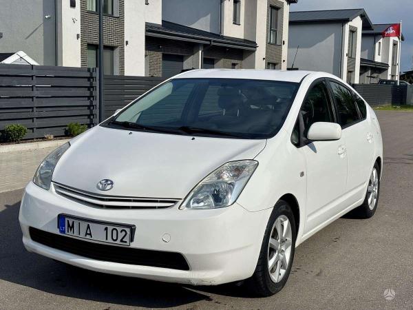 White Toyota Prius 2005 in Vilnius, with an engine capacity of 1.50 L and mileage of 300 thousand km for 3500 €, photo 7 on AUTOMOTO.COM.LV
