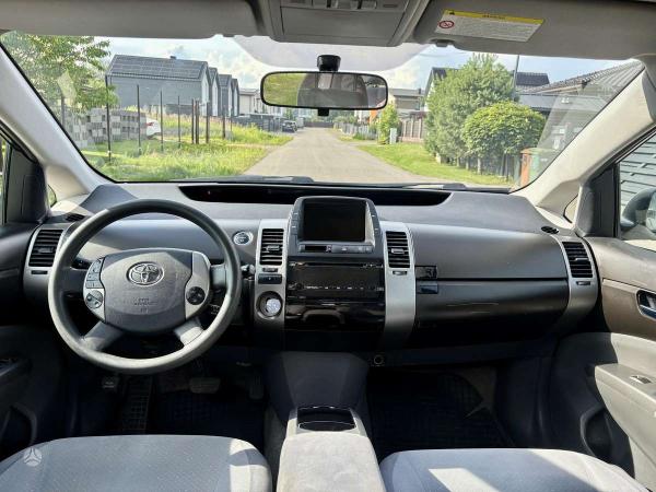 White Toyota Prius 2005 in Vilnius, with an engine capacity of 1.50 L and mileage of 300 thousand km for 3500 €, photo 9 on AUTOMOTO.COM.LV