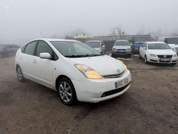 White Toyota Prius 2006 in Kaunas, with an engine capacity of 1.50 L and mileage of 400 thousand km for 2200 €, photo 3 on AUTOMOTO.COM.LV