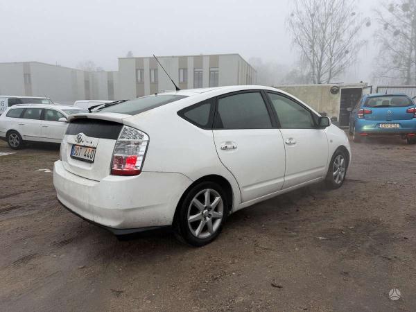 White Toyota Prius 2006 in Kaunas, with an engine capacity of 1.50 L and mileage of 400 thousand km for 2200 €, photo 4 on AUTOMOTO.COM.LV