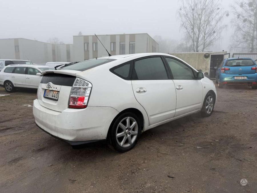 Balts Toyota Prius 2006 Kauņa, ar dzinēja tilpumu 1.50 L un nobraukumu 400 tūkst. km par 2200 €, foto 4 vietnē AUTOMOTO.COM.LV