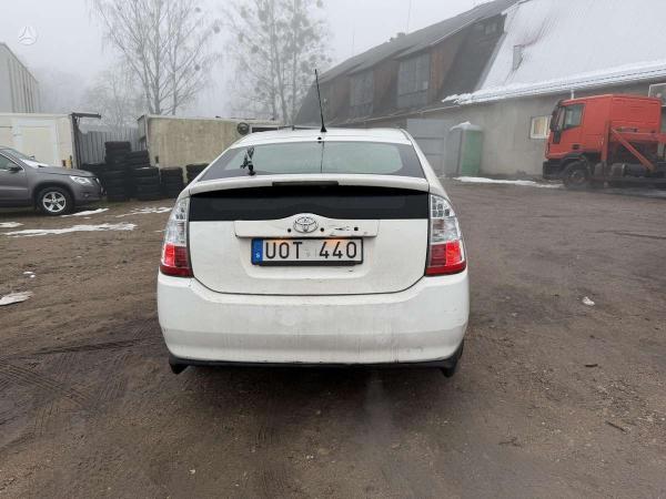 White Toyota Prius 2006 in Kaunas, with an engine capacity of 1.50 L and mileage of 400 thousand km for 2200 €, photo 5 on AUTOMOTO.COM.LV