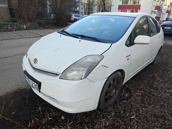 White Toyota Prius 2006 in Kaunas, with an engine capacity of 0.00 L and mileage of 441 thousand km for 1500 €, photo 1 on AUTOMOTO.COM.LV