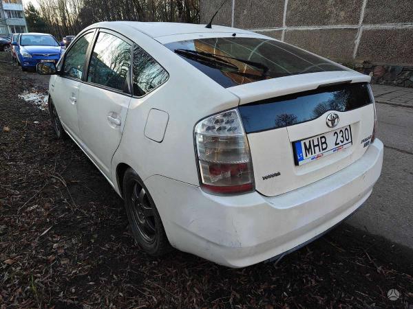 White Toyota Prius 2006 in Kaunas, with an engine capacity of 0.00 L and mileage of 441 thousand km for 1500 €, photo 3 on AUTOMOTO.COM.LV