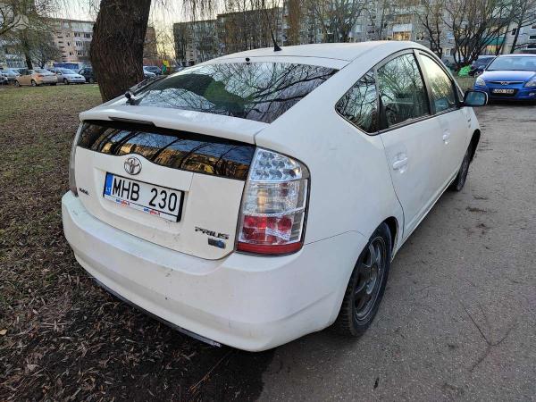 White Toyota Prius 2006 in Kaunas, with an engine capacity of 0.00 L and mileage of 441 thousand km for 1500 €, photo 4 on AUTOMOTO.COM.LV