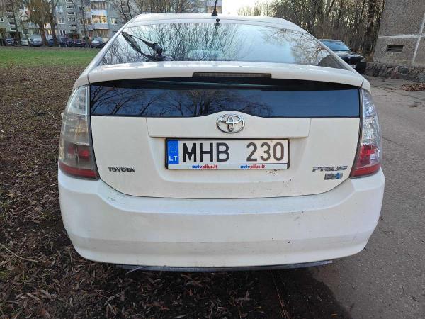 White Toyota Prius 2006 in Kaunas, with an engine capacity of 0.00 L and mileage of 441 thousand km for 1500 €, photo 5 on AUTOMOTO.COM.LV