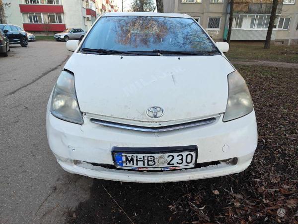 White Toyota Prius 2006 in Kaunas, with an engine capacity of 0.00 L and mileage of 441 thousand km for 1500 €, photo 6 on AUTOMOTO.COM.LV