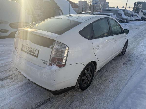 White Toyota Prius 2006 in Vilnius, with an engine capacity of 0.00 L and mileage of 300 thousand km for 1800 €, photo 1 on AUTOMOTO.COM.LV