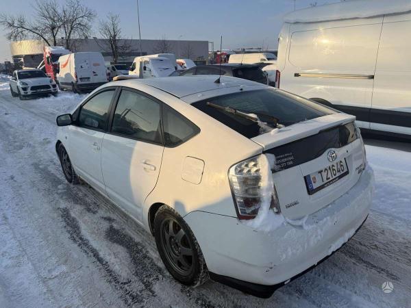 White Toyota Prius 2006 in Vilnius, with an engine capacity of 0.00 L and mileage of 300 thousand km for 1800 €, photo 2 on AUTOMOTO.COM.LV