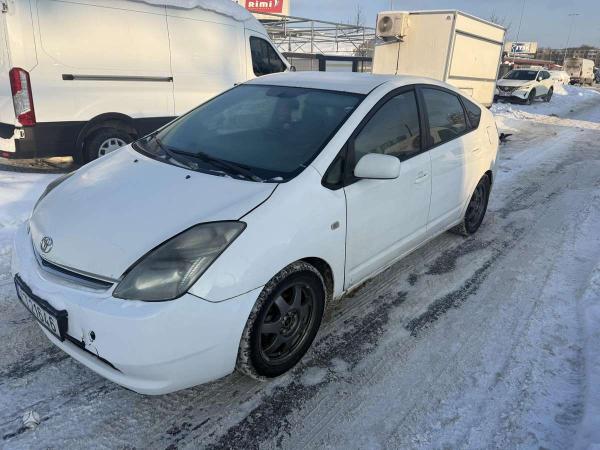 White Toyota Prius 2006 in Vilnius, with an engine capacity of 0.00 L and mileage of 300 thousand km for 1800 €, photo 5 on AUTOMOTO.COM.LV