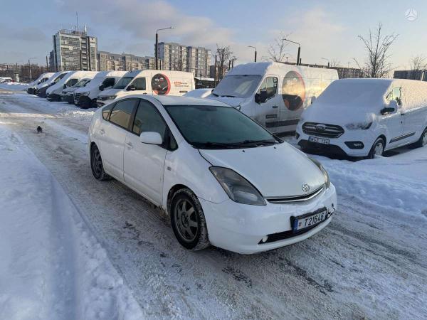 White Toyota Prius 2006 in Vilnius, with an engine capacity of 0.00 L and mileage of 300 thousand km for 1800 €, photo 6 on AUTOMOTO.COM.LV