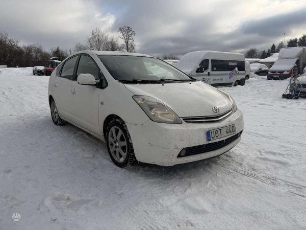 White Toyota Prius 2006 in Kaunas, with an engine capacity of 1.50 L and mileage of 405 thousand km for 1900 €, photo 2 on AUTOMOTO.COM.LV