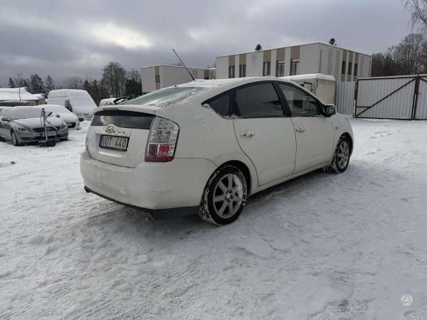 White Toyota Prius 2006 in Kaunas, with an engine capacity of 1.50 L and mileage of 405 thousand km for 1900 €, photo 3 on AUTOMOTO.COM.LV
