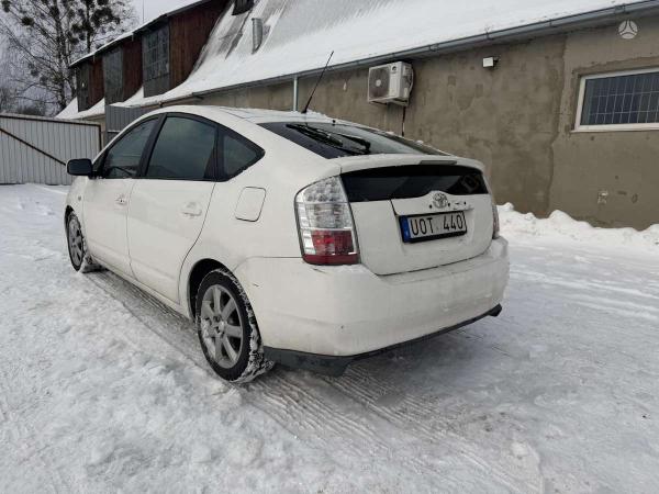 White Toyota Prius 2006 in Kaunas, with an engine capacity of 1.50 L and mileage of 405 thousand km for 1900 €, photo 4 on AUTOMOTO.COM.LV