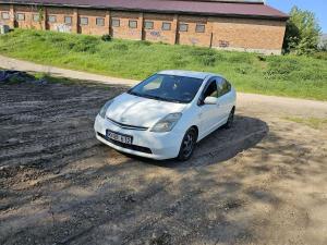 White Toyota Prius 2006 in Kaunas, with an engine capacity of 1.50 L and mileage of 399 thousand km for 1650 €, photo 3 on AUTOMOTO.COM.LV