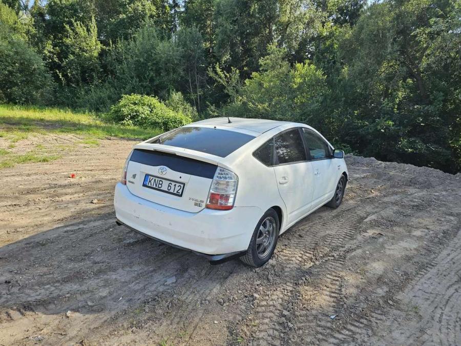 White Toyota Prius 2006 in Kaunas, with an engine capacity of 1.50 L and mileage of 399 thousand km for 1650 €, photo 6 on AUTOMOTO.COM.LV