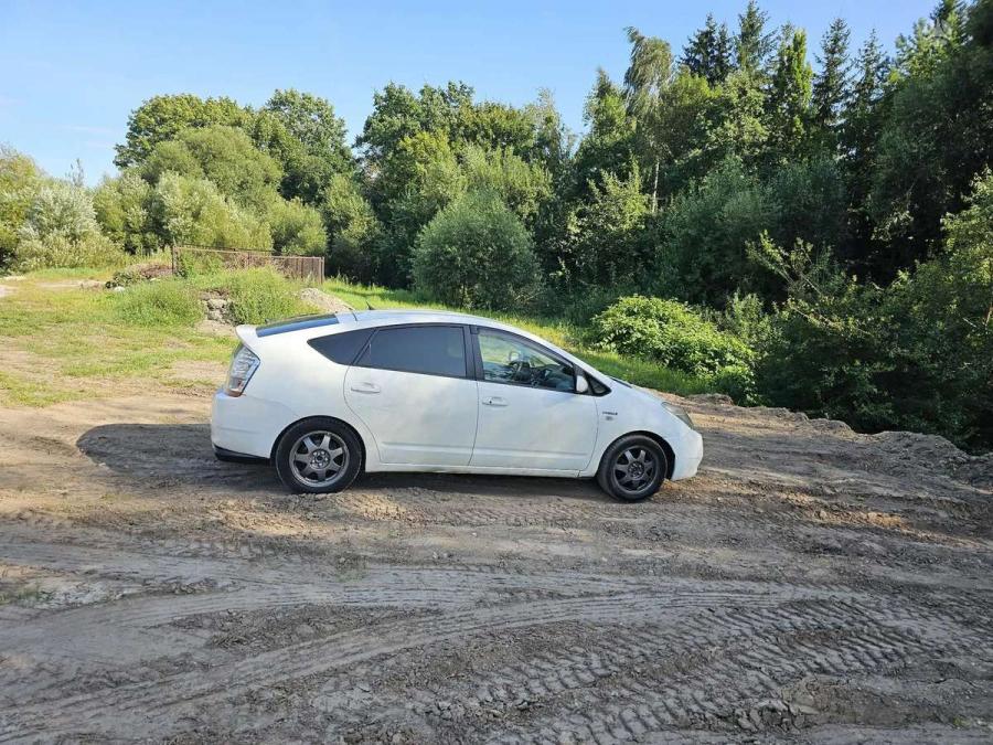 White Toyota Prius 2006 in Kaunas, with an engine capacity of 1.50 L and mileage of 399 thousand km for 1650 €, photo 7 on AUTOMOTO.COM.LV