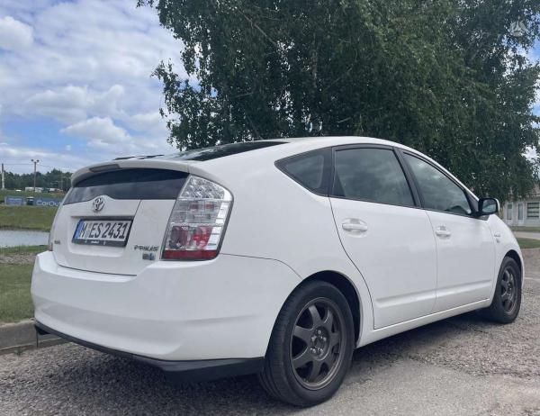 White Toyota Prius 2007 in Vilnius, with an engine capacity of 1.50 L and mileage of 294 thousand km for 3950 €, photo 4 on AUTOMOTO.COM.LV