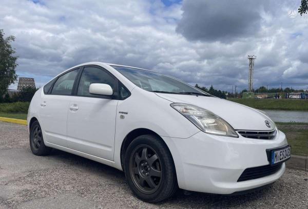 Balts Toyota Prius 2007 Viļņa, ar dzinēja tilpumu 1.50 L un nobraukumu 294 tūkst. km par 3850 €, foto 2 vietnē AUTOMOTO.COM.LV
