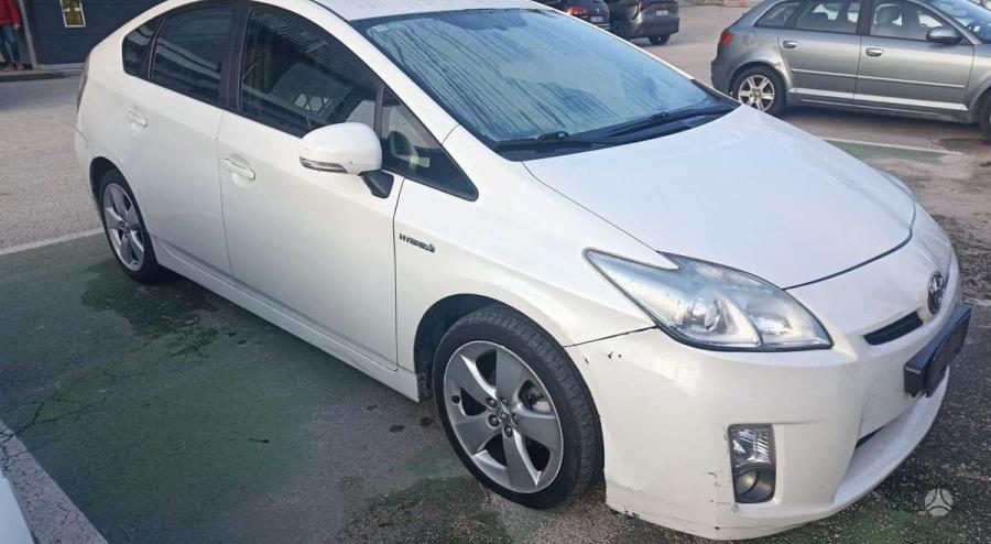 White Toyota Prius 2009 in Siauliai, with an engine capacity of 1.80 L and mileage of 260 thousand km for 4400 €, photo 1 on AUTOMOTO.COM.LV