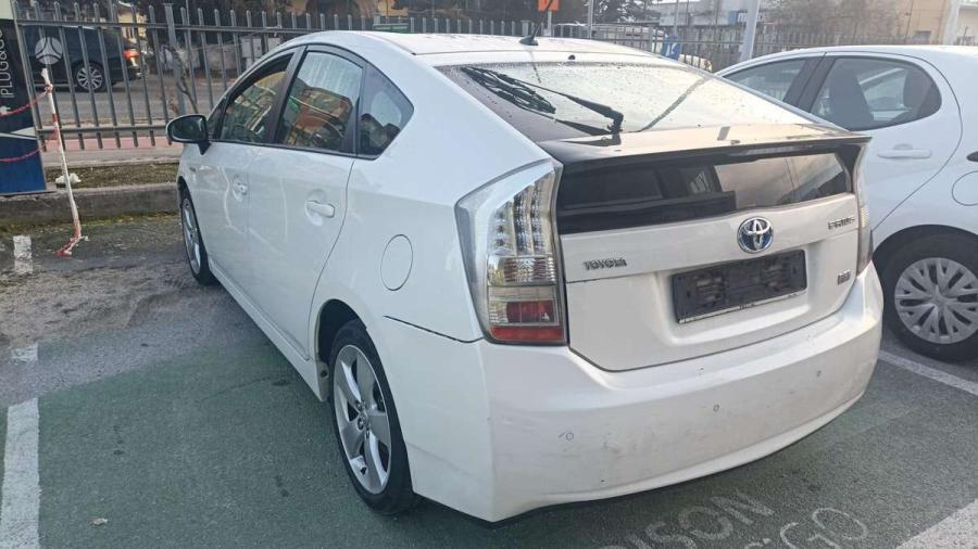 White Toyota Prius 2009 in Siauliai, with an engine capacity of 1.80 L and mileage of 260 thousand km for 4400 €, photo 3 on AUTOMOTO.COM.LV