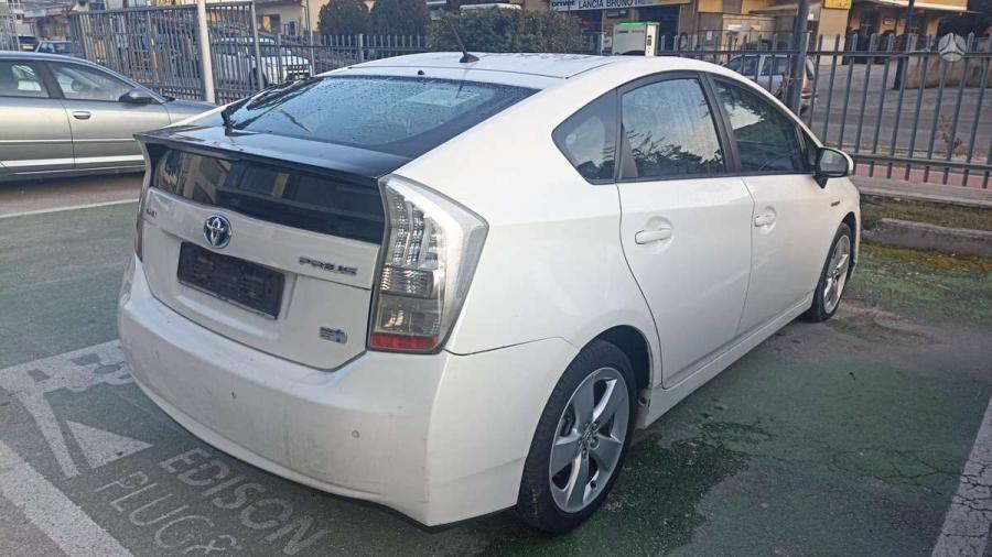 White Toyota Prius 2009 in Siauliai, with an engine capacity of 1.80 L and mileage of 260 thousand km for 4400 €, photo 4 on AUTOMOTO.COM.LV