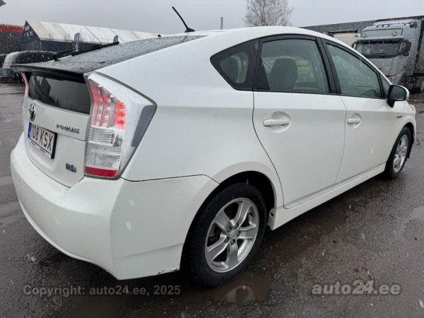 White Toyota Prius 2009 in Tallinn, with an engine capacity of 1.80 L and mileage of 441 thousand km for 6500 €, photo 6 on AUTOMOTO.COM.LV
