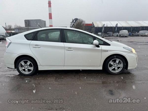 White Toyota Prius 2009 in Tallinn, with an engine capacity of 1.80 L and mileage of 441 thousand km for 6500 €, photo 8 on AUTOMOTO.COM.LV